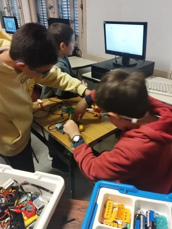 Nos Divertimos En La Colonia Armando Robots Y Programando Sus Movimientos Colegio Lourdes