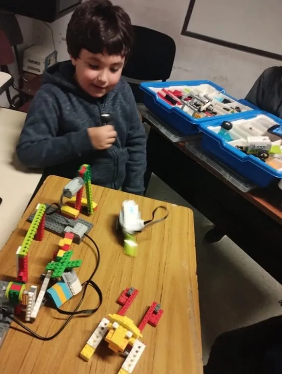 Nos Divertimos En La Colonia Armando Robots Y Programando Sus Movimientos Colegio Lourdes
